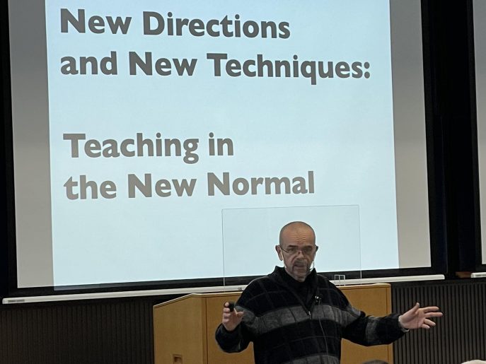 マーク・ヘレガスン名誉教授が基調講演を行いました | 現代ビジネス学科